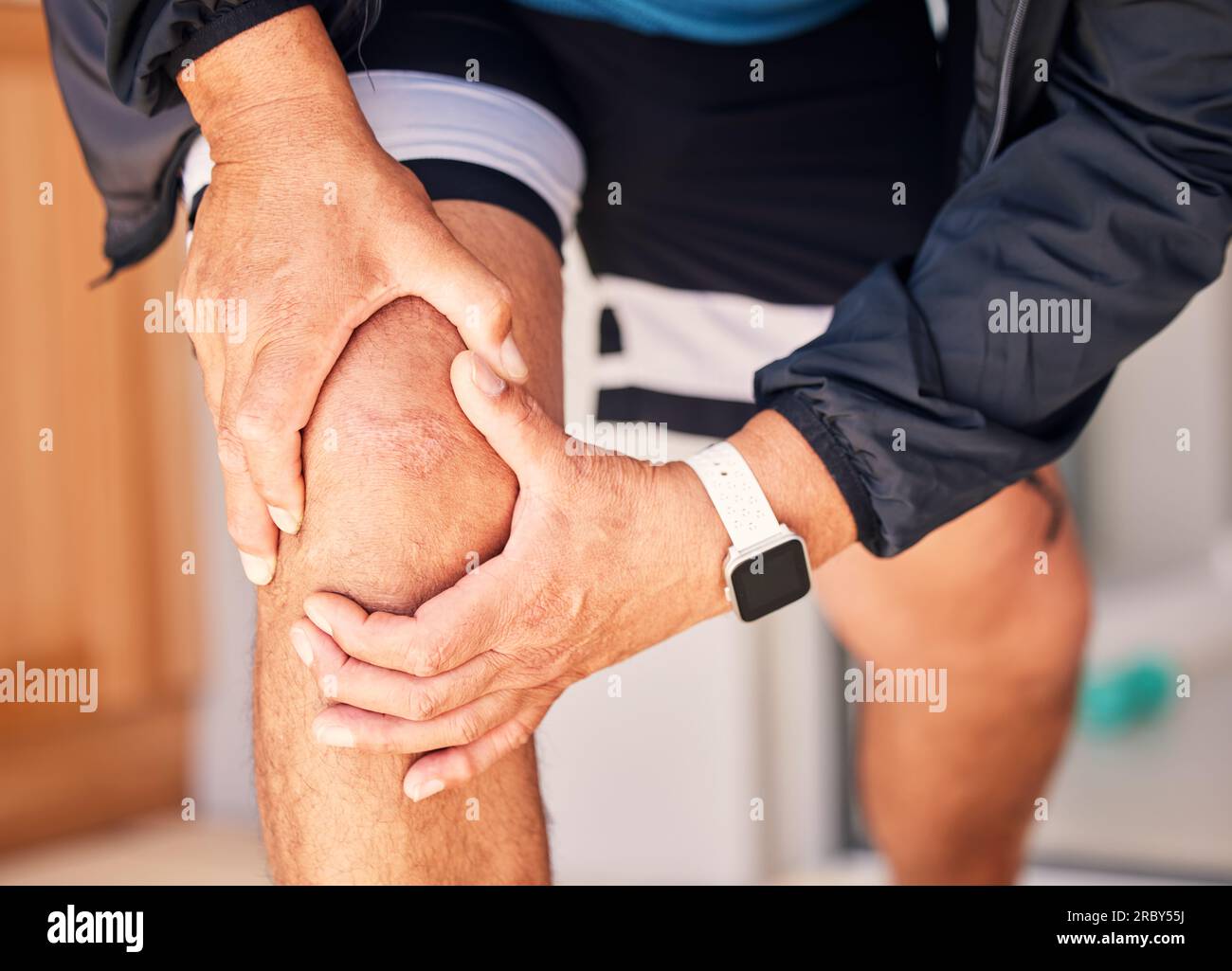Physiotherapy after injured knee joint hi-res stock photography and ...