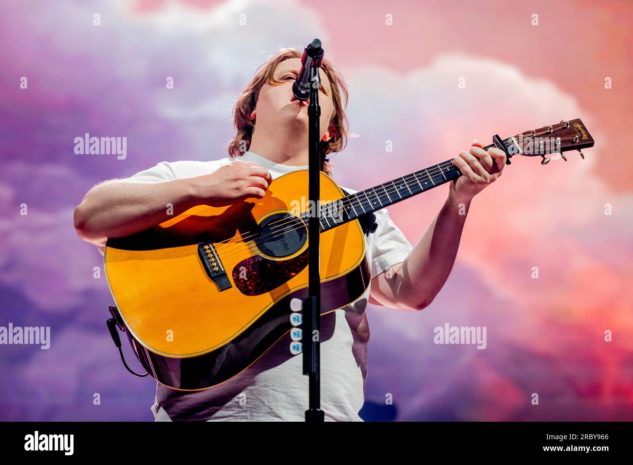 Lewis capaldi sing hi-res stock photography and images - Alamy