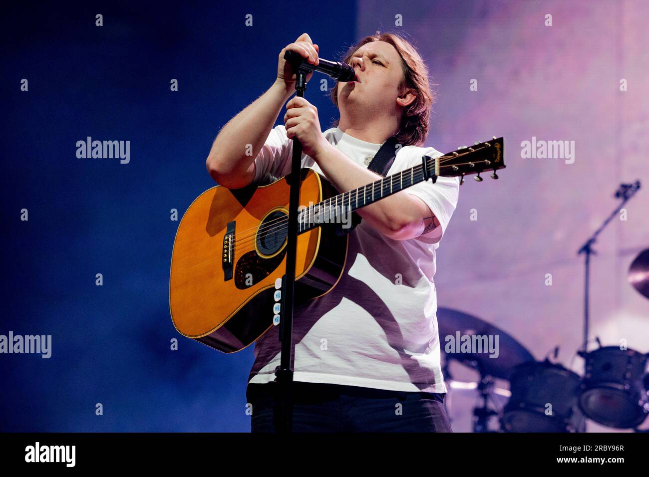 Lewis capaldi esibizione hi-res stock photography and images - Alamy