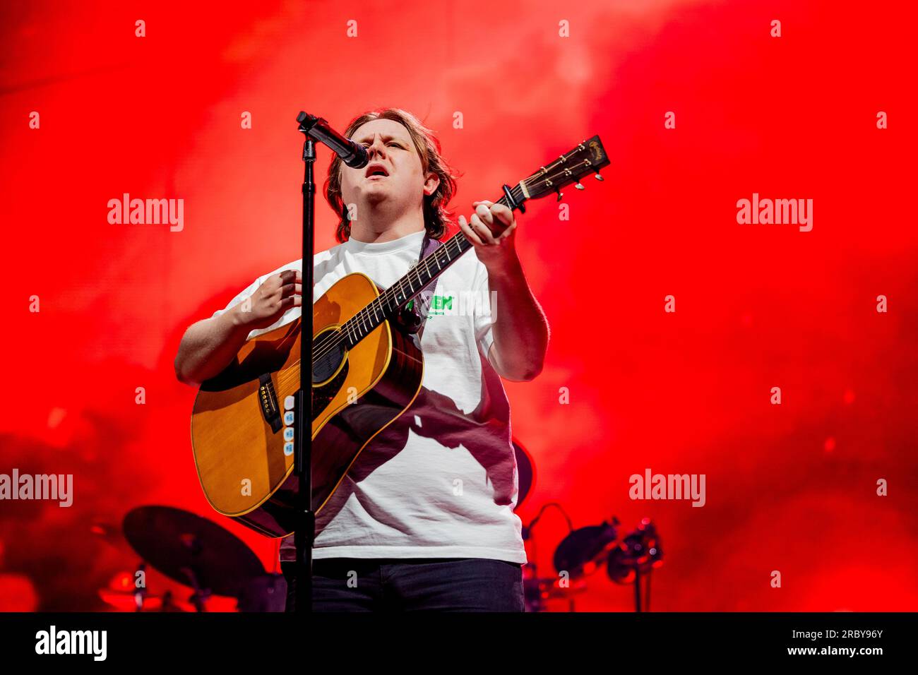 Lewis capaldi esibizione hi-res stock photography and images - Alamy