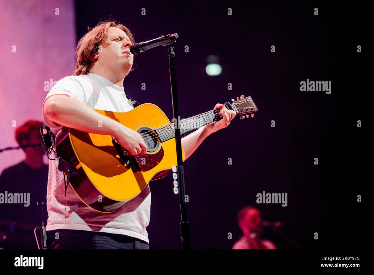 Lewis capaldi drummer hi-res stock photography and images - Alamy