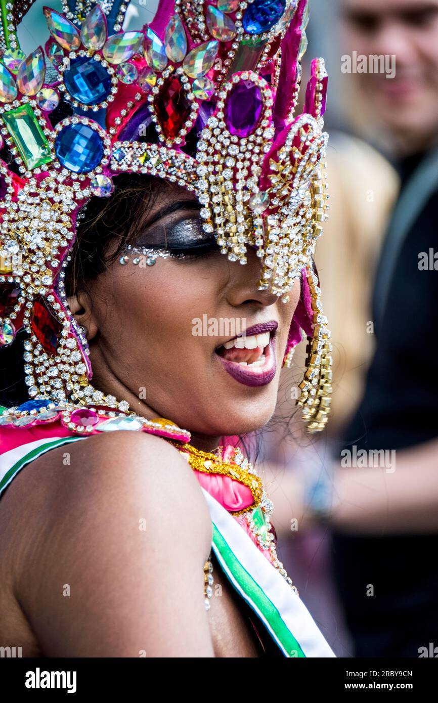 Costumed dancer at Notting Hill Carnival, London, U.K Stock Photo - Alamy