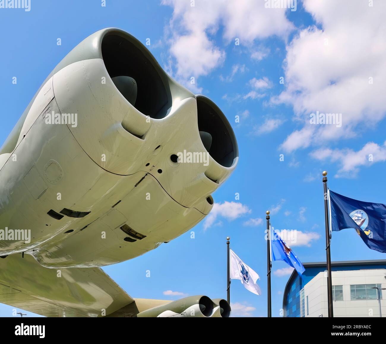Engines and flags B-52G Stratofortress 59-2584 Midnight Express ...