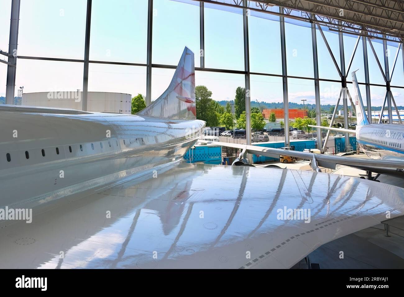 View over the wing of the Aérospatiale and British Aircraft Corporation ...