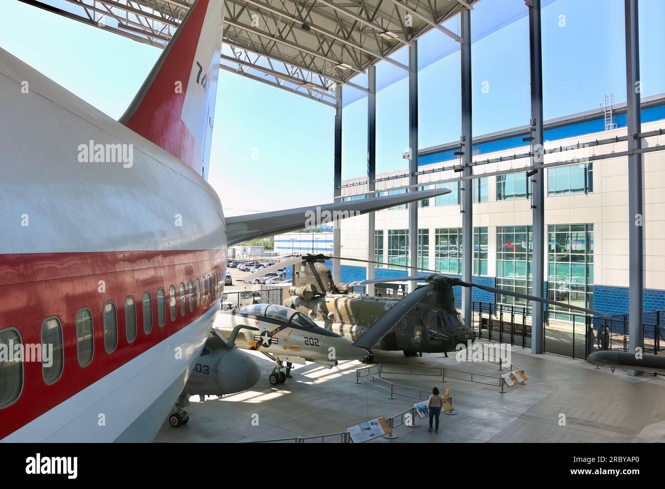 Oldest flyable Boeing CH-47D Chinook My Old Lady helicopter from the ...