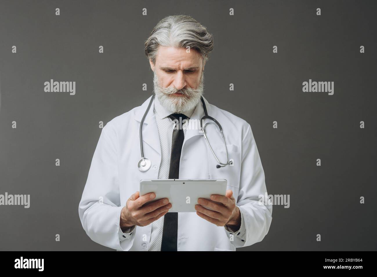 Mature old professional doctor hi-res stock photography and images - Alamy