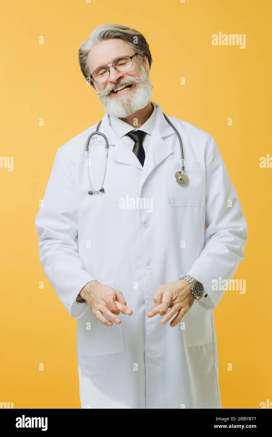 Old mature doctor hi-res stock photography and images - Alamy