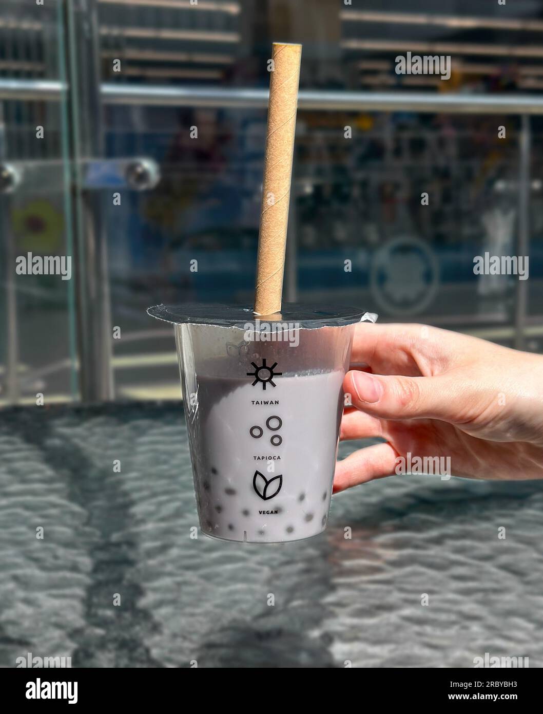Hand holding taro tapioca drink, Asian bubble tea with straw Stock ...