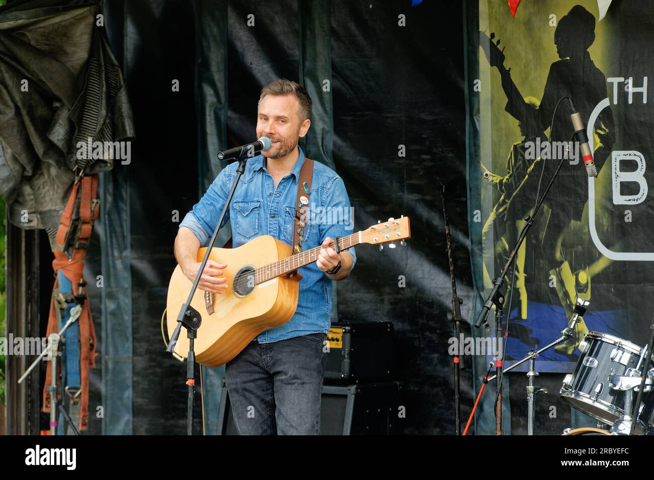 Singer Pete Cogavin playing at St Margaret Fair, Moormead Park ...