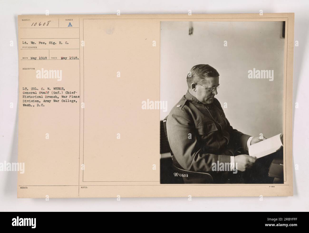 Lieutenant W. Fox of the Signal Corps taking a photograph during World ...