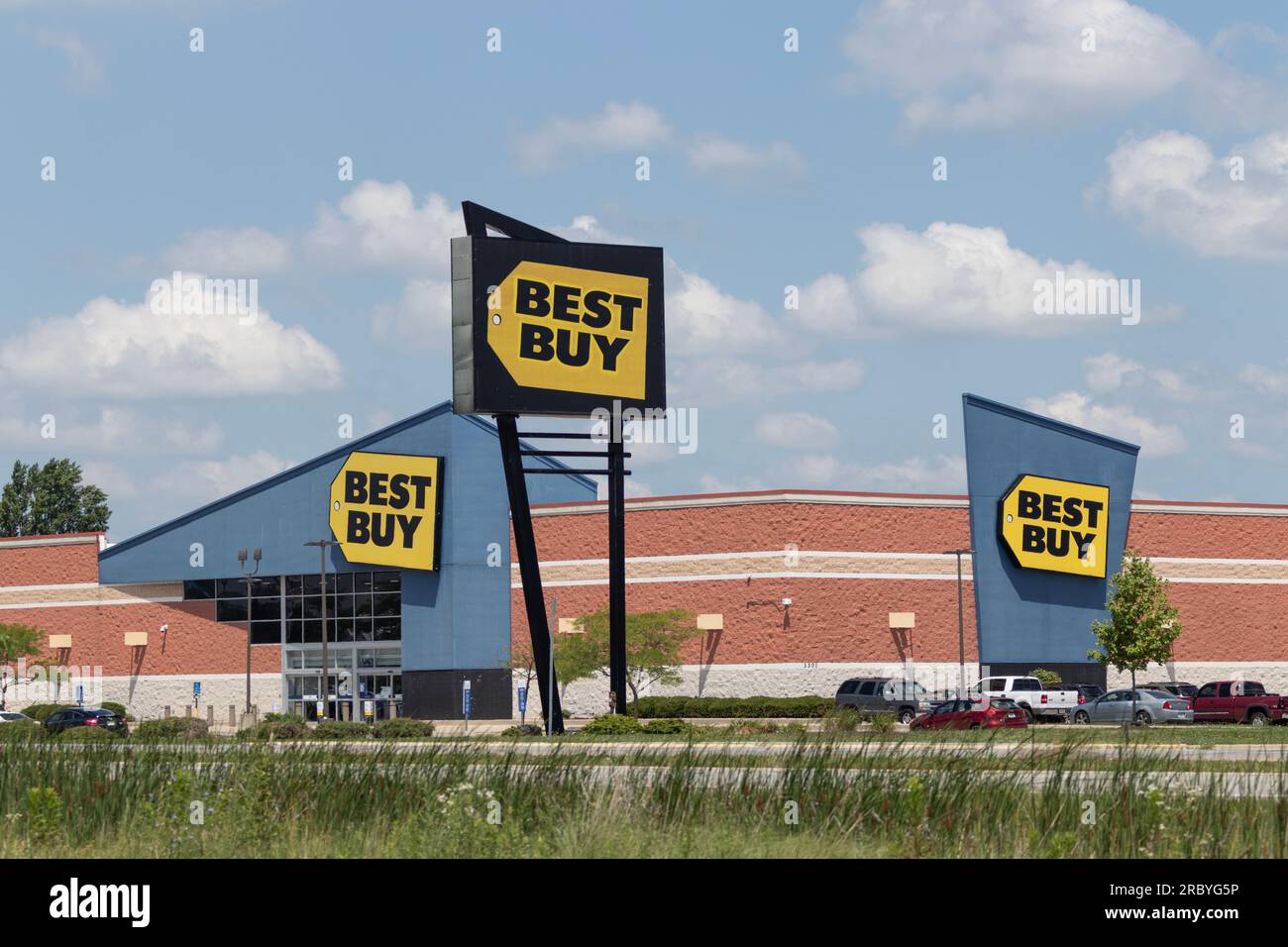 Electronics store building that sells computers hi-res stock ...