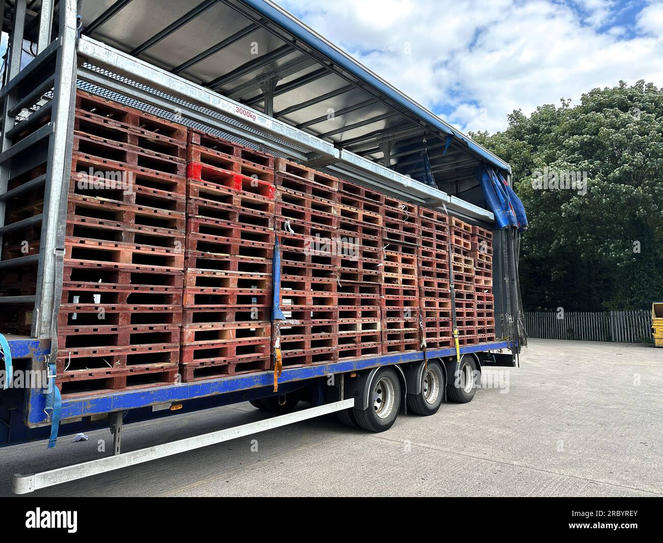 Lorry pallets hi-res stock photography and images - Alamy