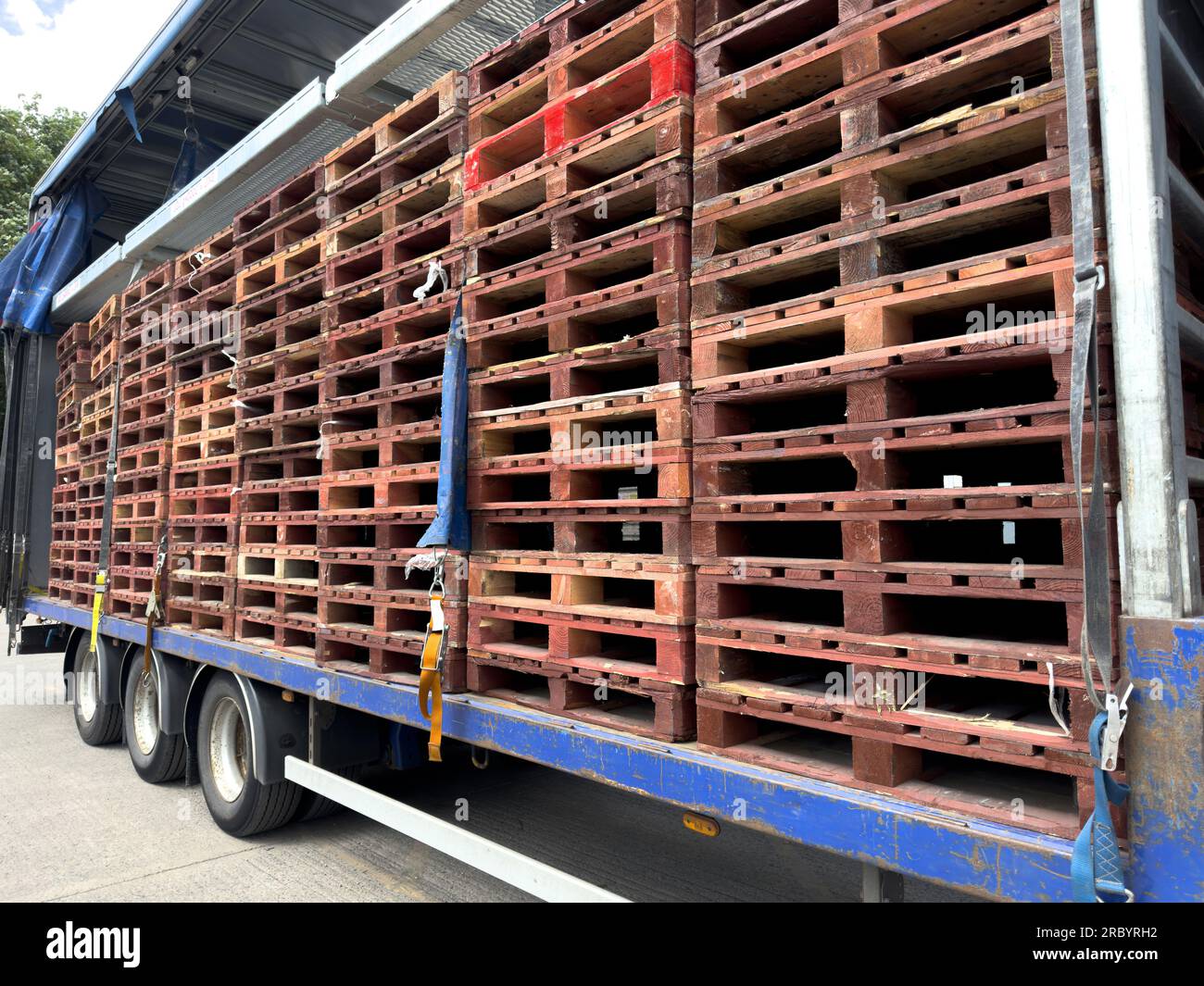 Wooden cargo pallets arranger at a lorry trailer Stock Photo - Alamy
