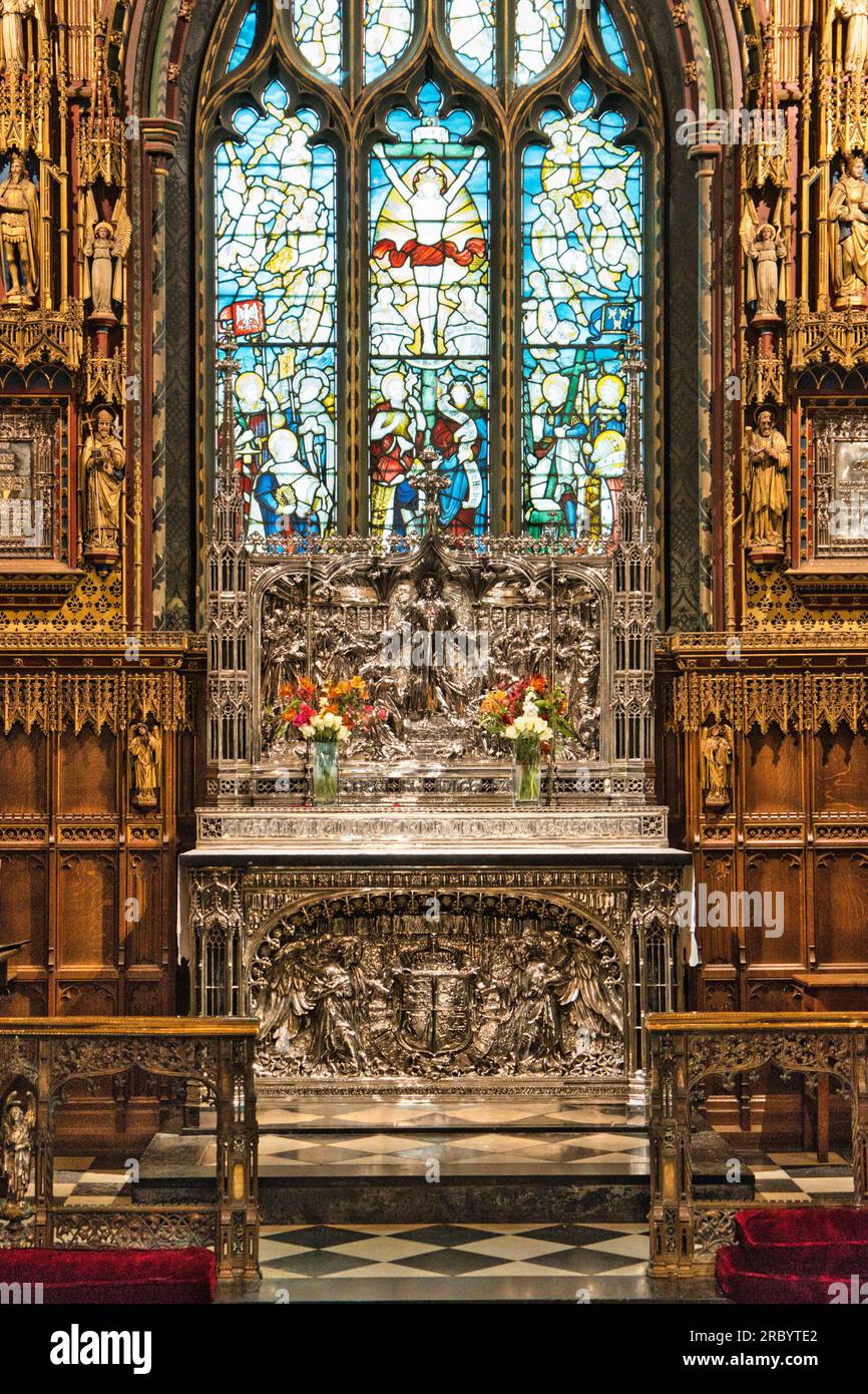 Sandringham church east window and altar Stock Photo - Alamy