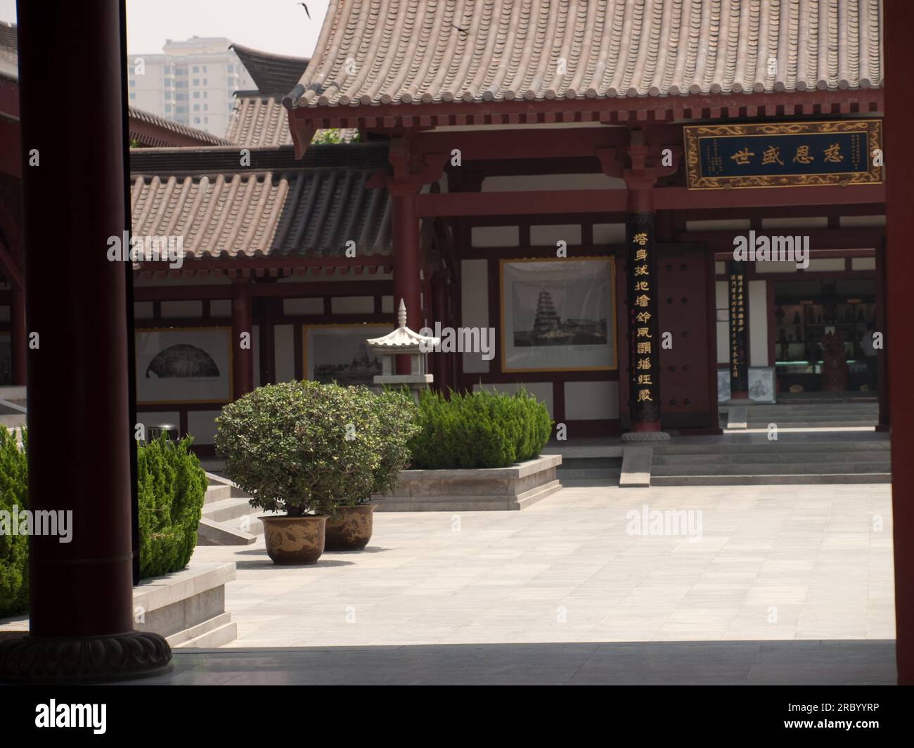 Courtyard of chinese temple Stock Photo - Alamy