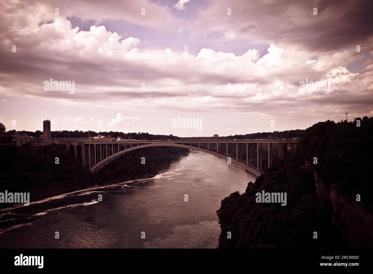 American falls and rainbow bridge crossing the niagara river hi-res ...