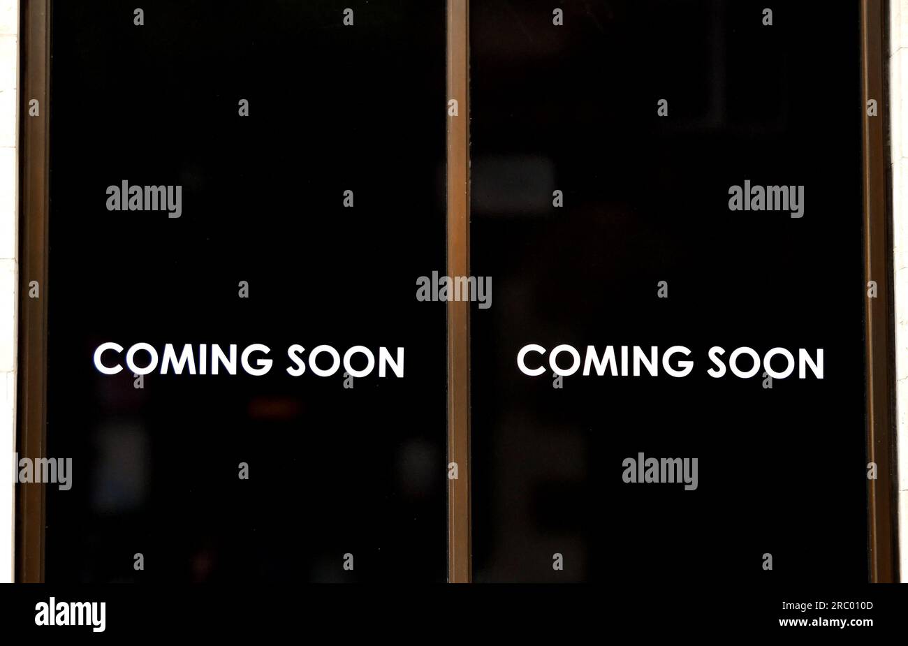 Coming soon sign in the window of an empty shop Stock Photo - Alamy