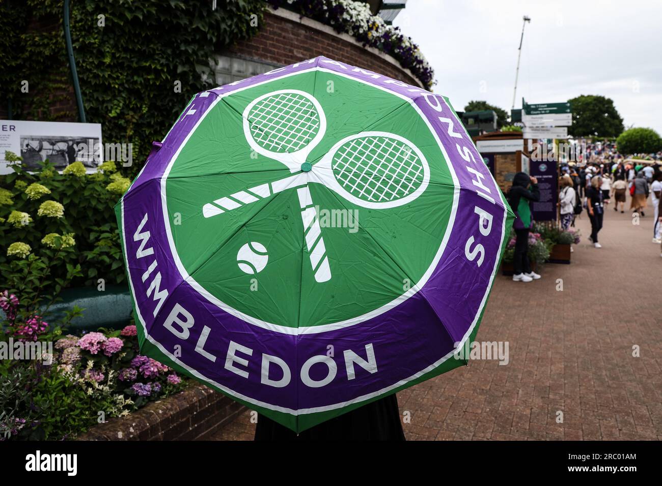 Tennis crowd umbrella hi-res stock photography and images - Alamy