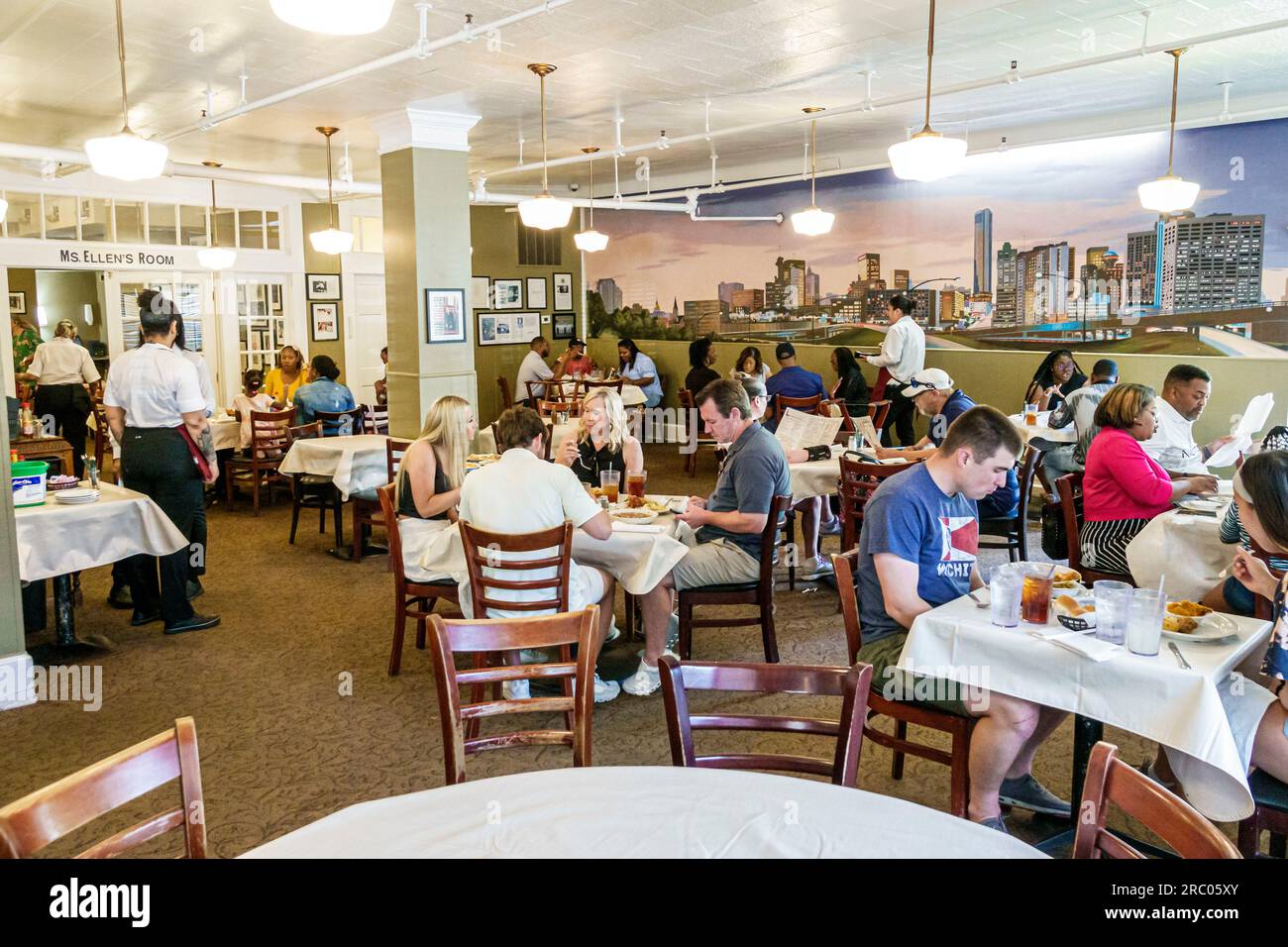 Tables customers dining hi-res stock photography and images - Alamy