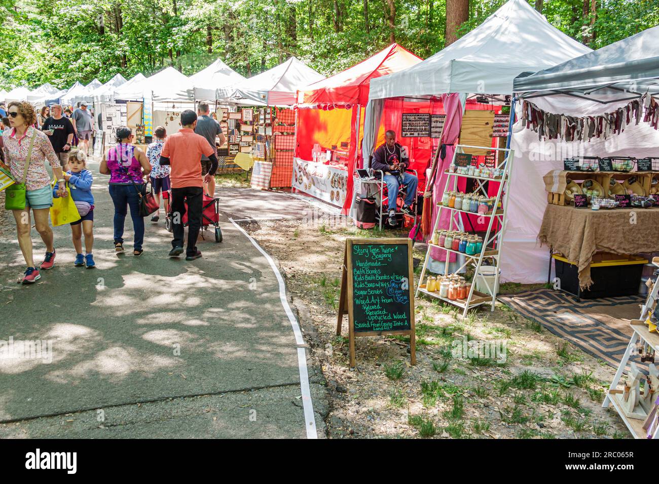 Tents booths stalls vendors family hi-res stock photography and images ...