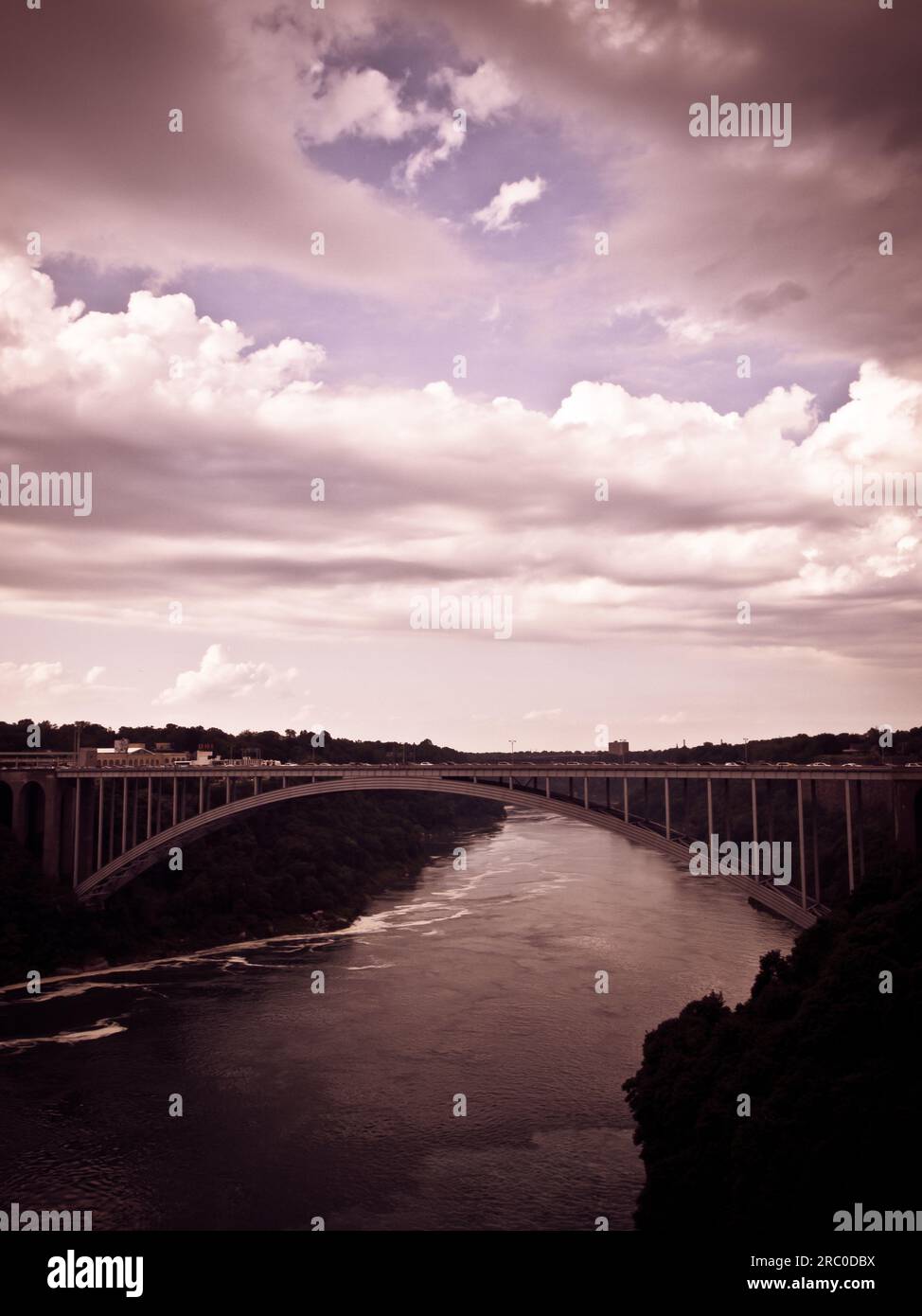 American falls and rainbow bridge crossing the niagara river hi-res ...