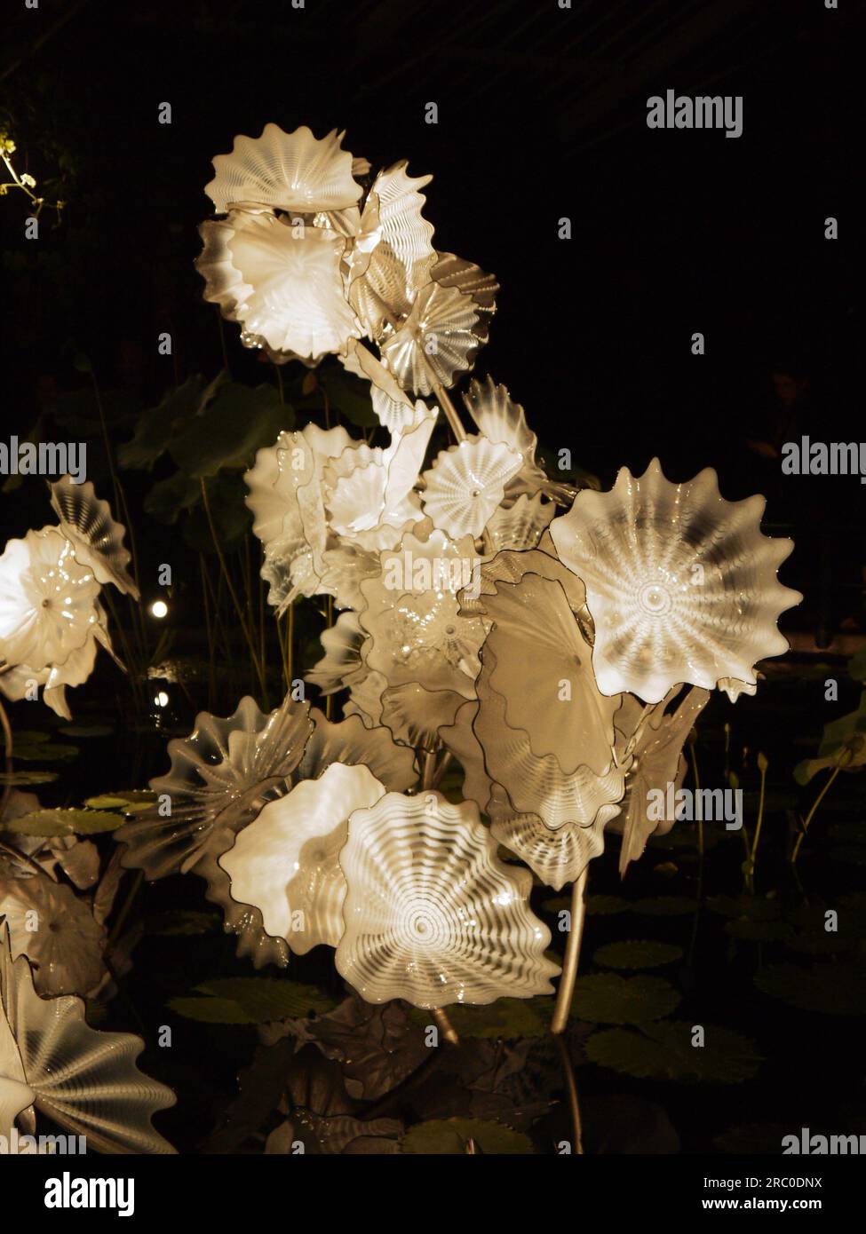 White persian pond sculpture hi-res stock photography and images - Alamy