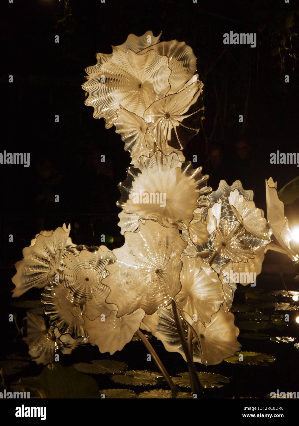 White persian pond sculpture hi-res stock photography and images - Alamy