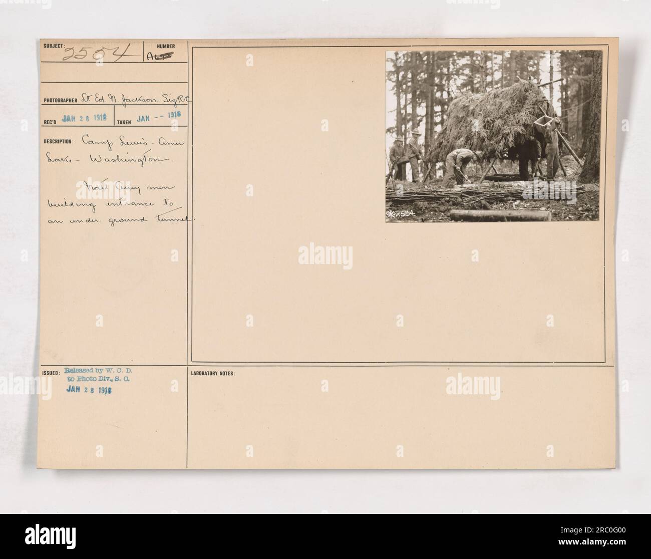 National Army men at Camp Lewis in American Lake, Washington, building ...