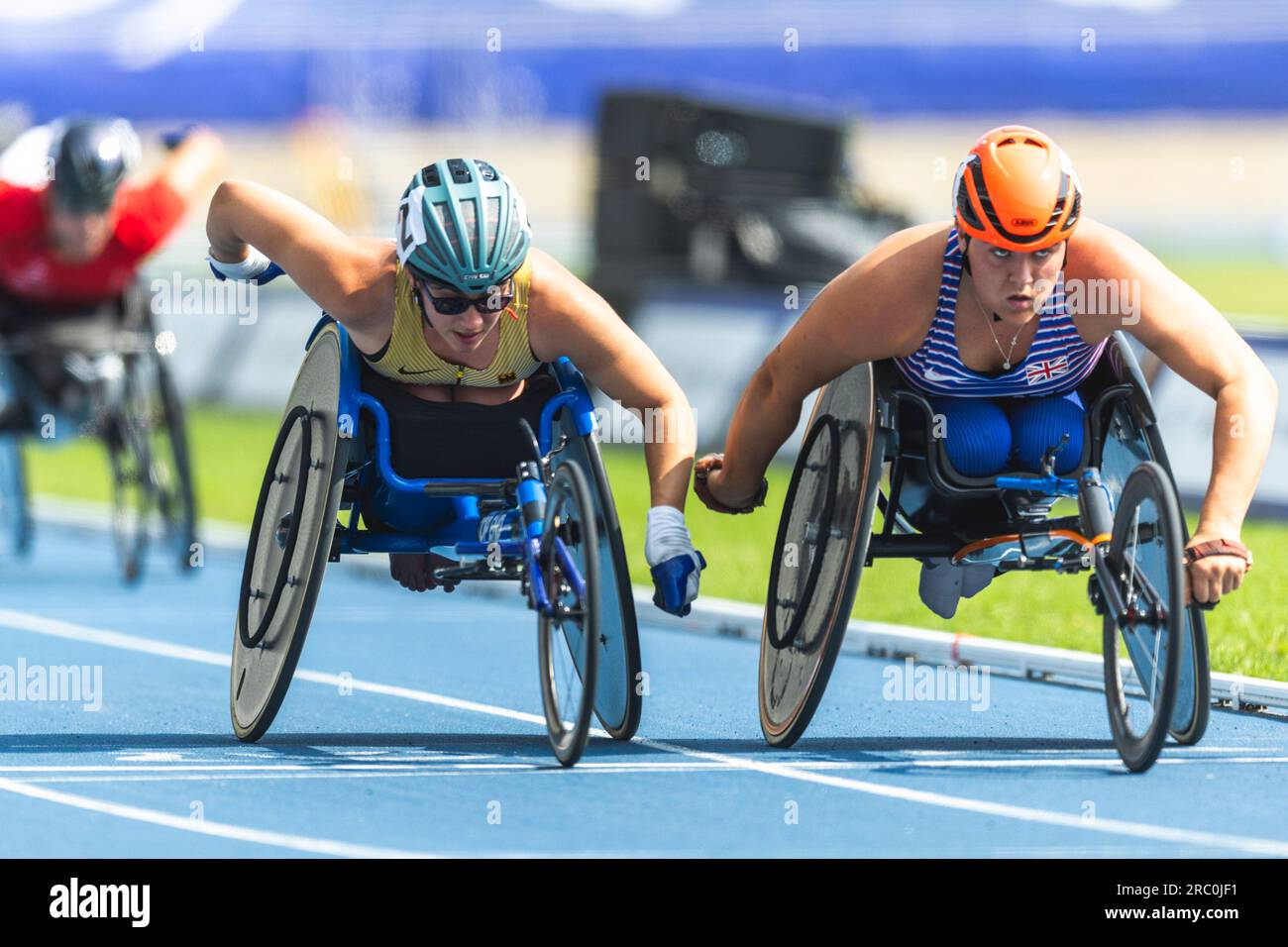 Paris, 10.07.23: Merle Menje (L) of germany over 5000m wheelchair race ...