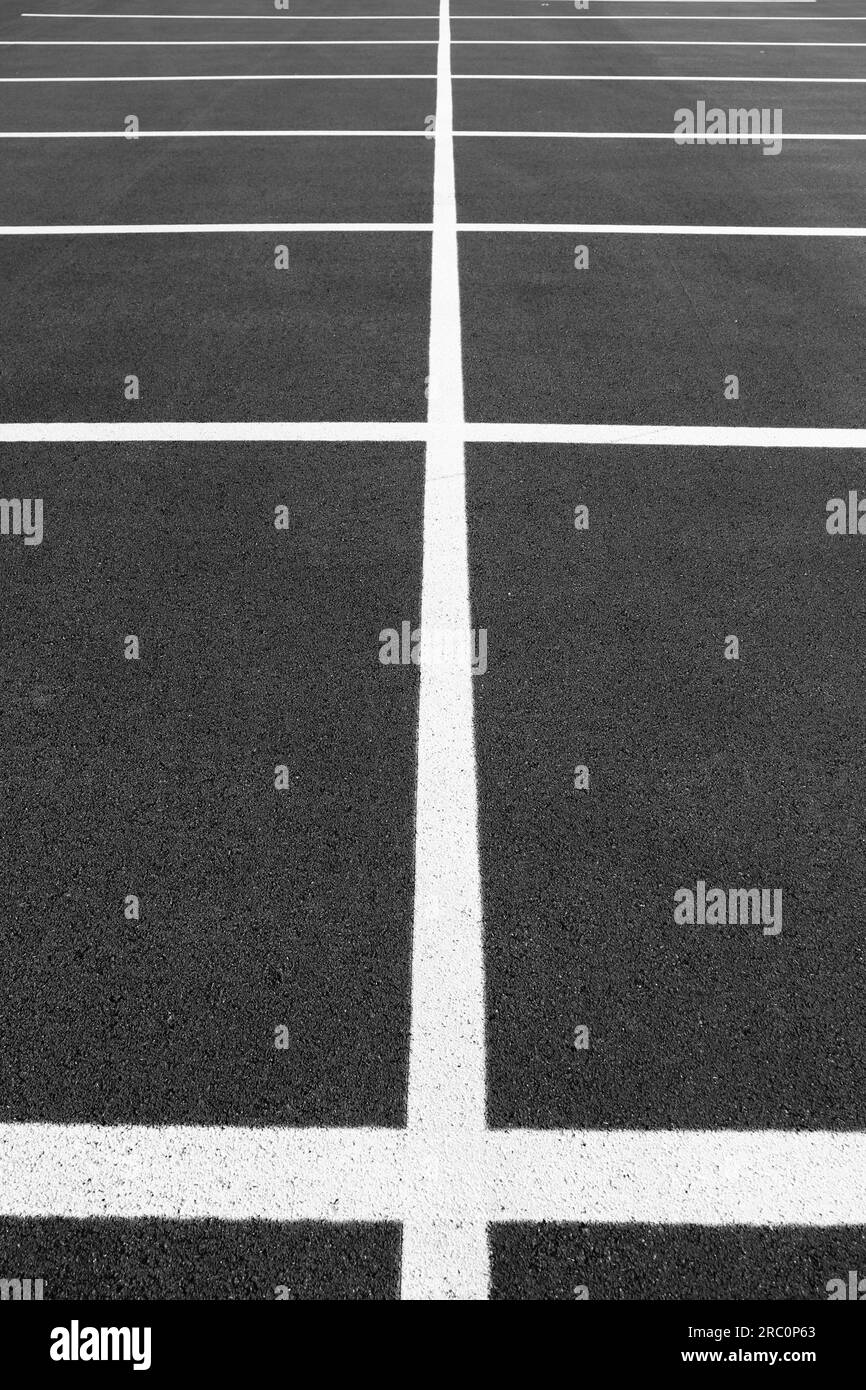 Road and white lines hi-res stock photography and images - Alamy