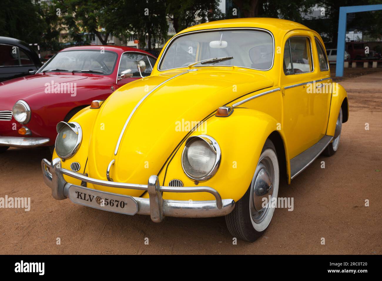 Volkswagen Beetle (retro vintage car Stock Photo - Alamy