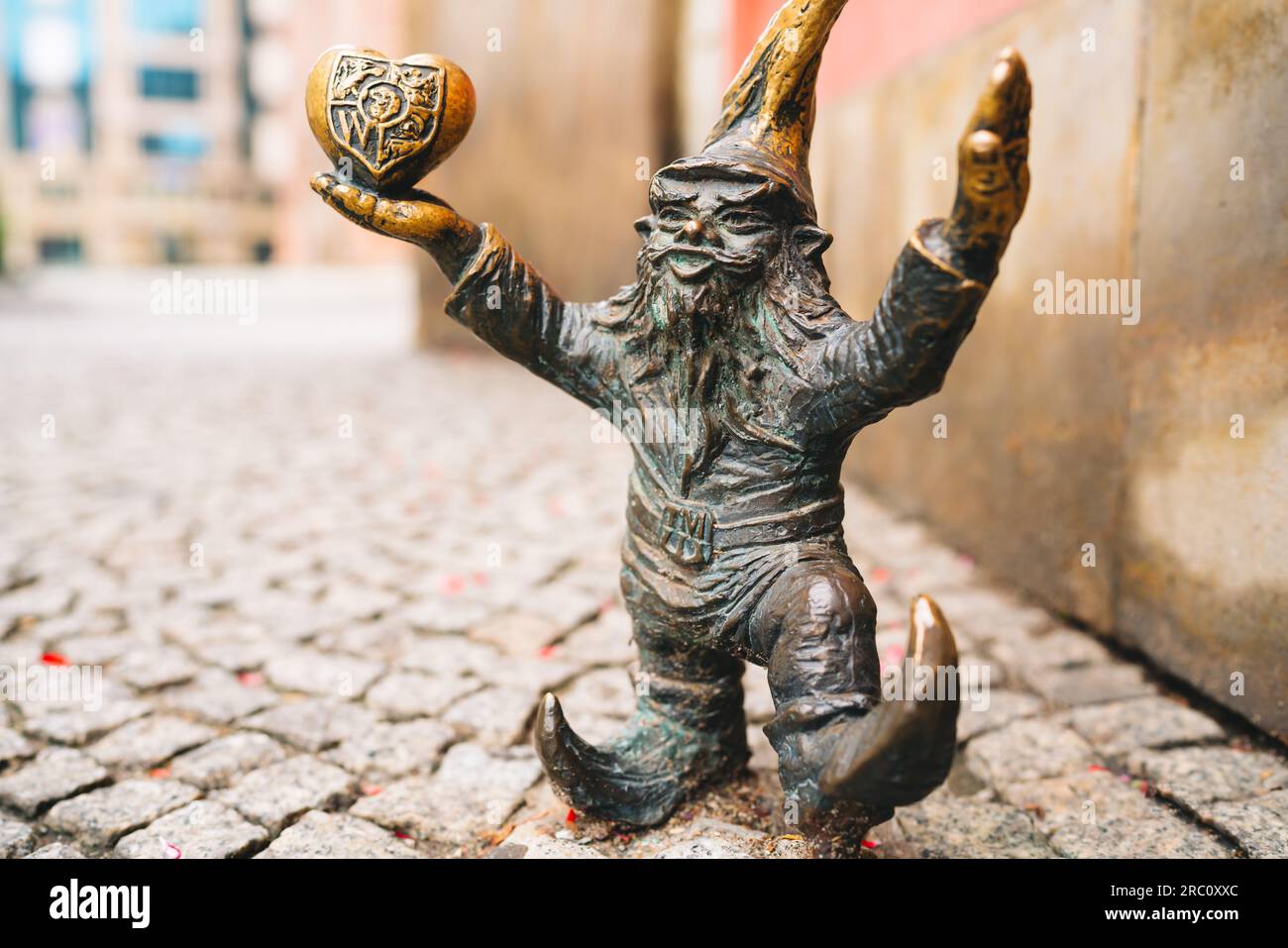 The Dwarfs of Wroclaw. Dwarfsculptures lurking and hiding around every ...
