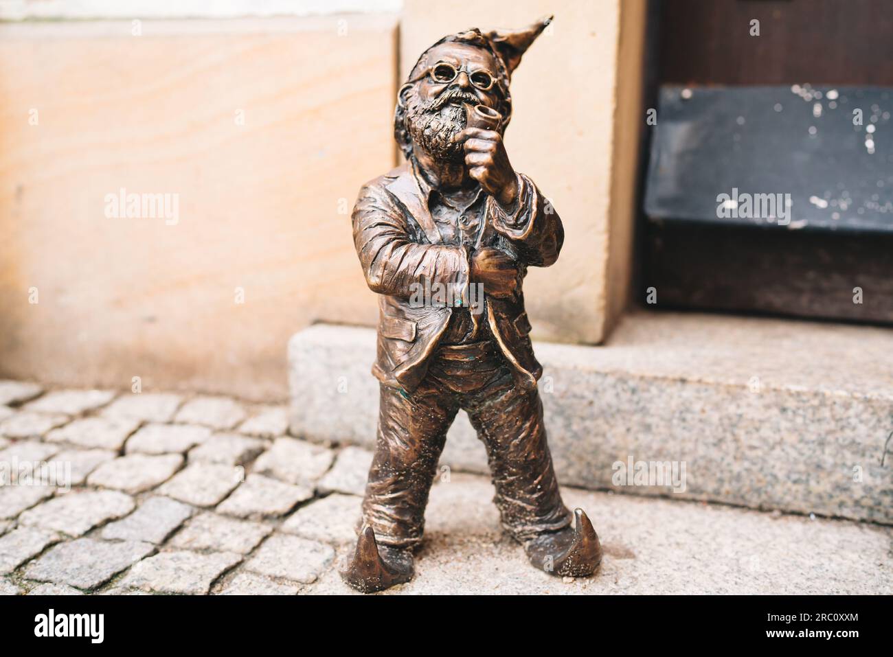 The Dwarfs of Wroclaw. Dwarfsculptures lurking and hiding around every ...