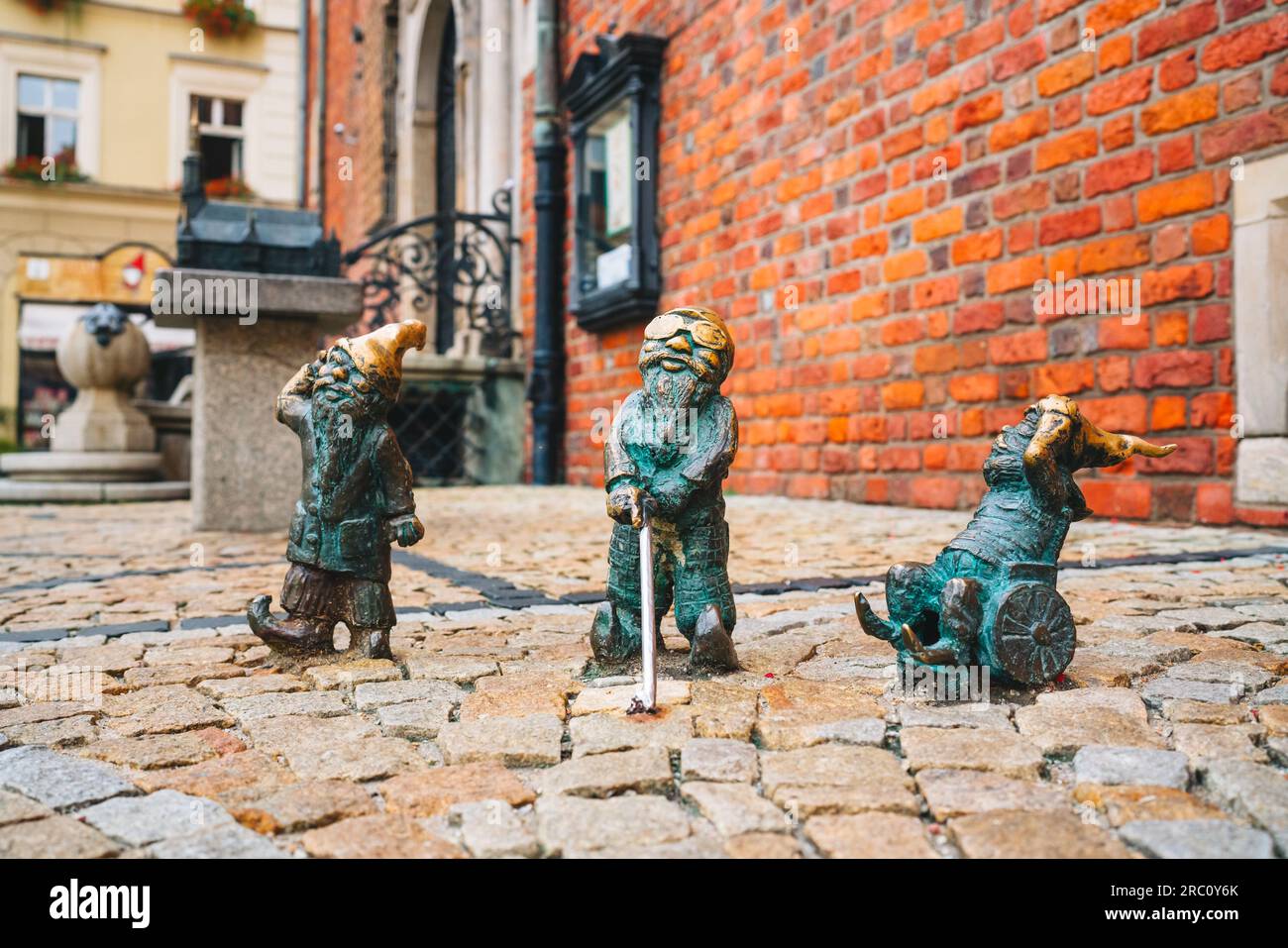The Dwarfs of Wroclaw. Dwarfsculptures lurking and hiding around every ...
