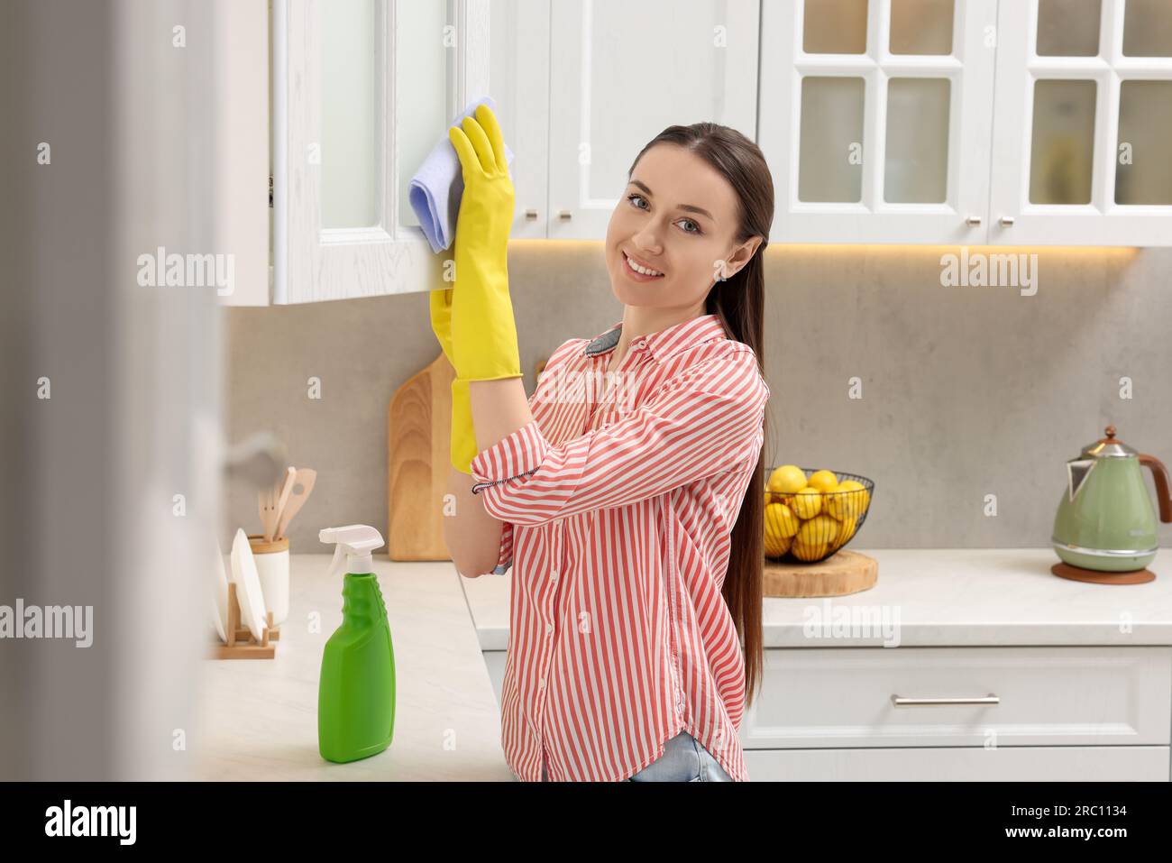 Woman tidying hi-res stock photography and images - Alamy