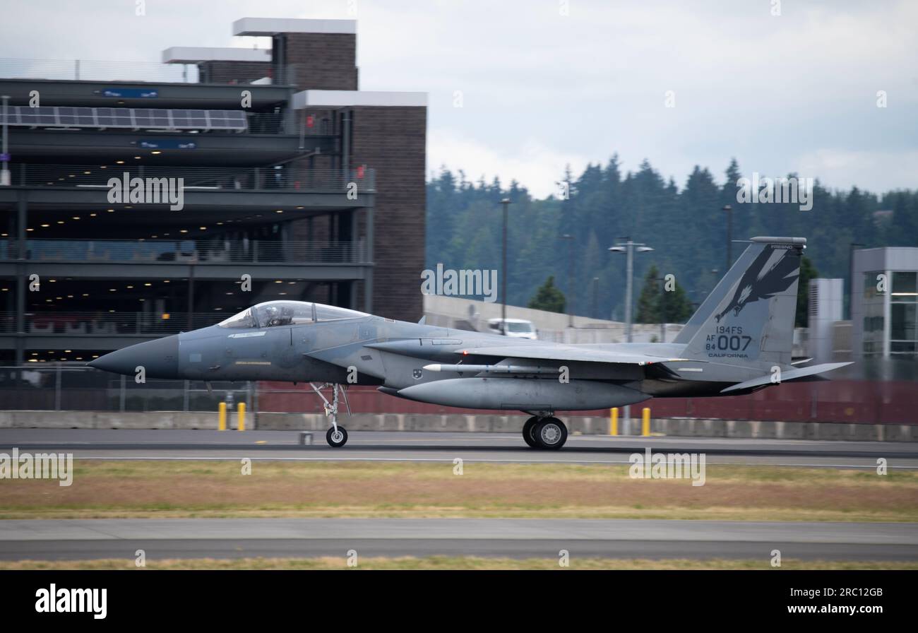 An F-15 Eagle from the California Air National Guard's 194th Fighter ...