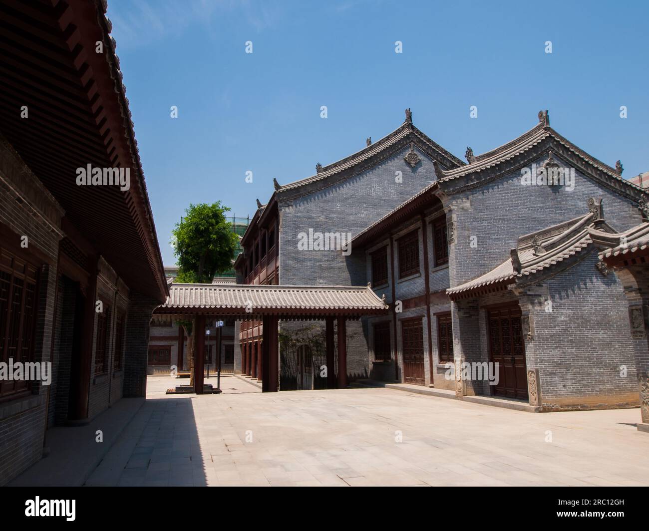 Hutong doors hi-res stock photography and images - Alamy