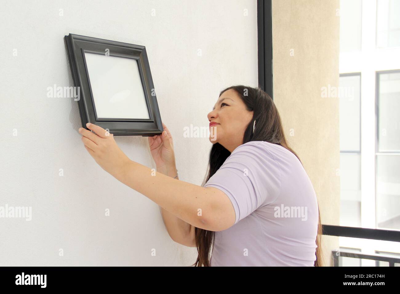 40-year-old Latina woman decorates her new apartment that she bought ...