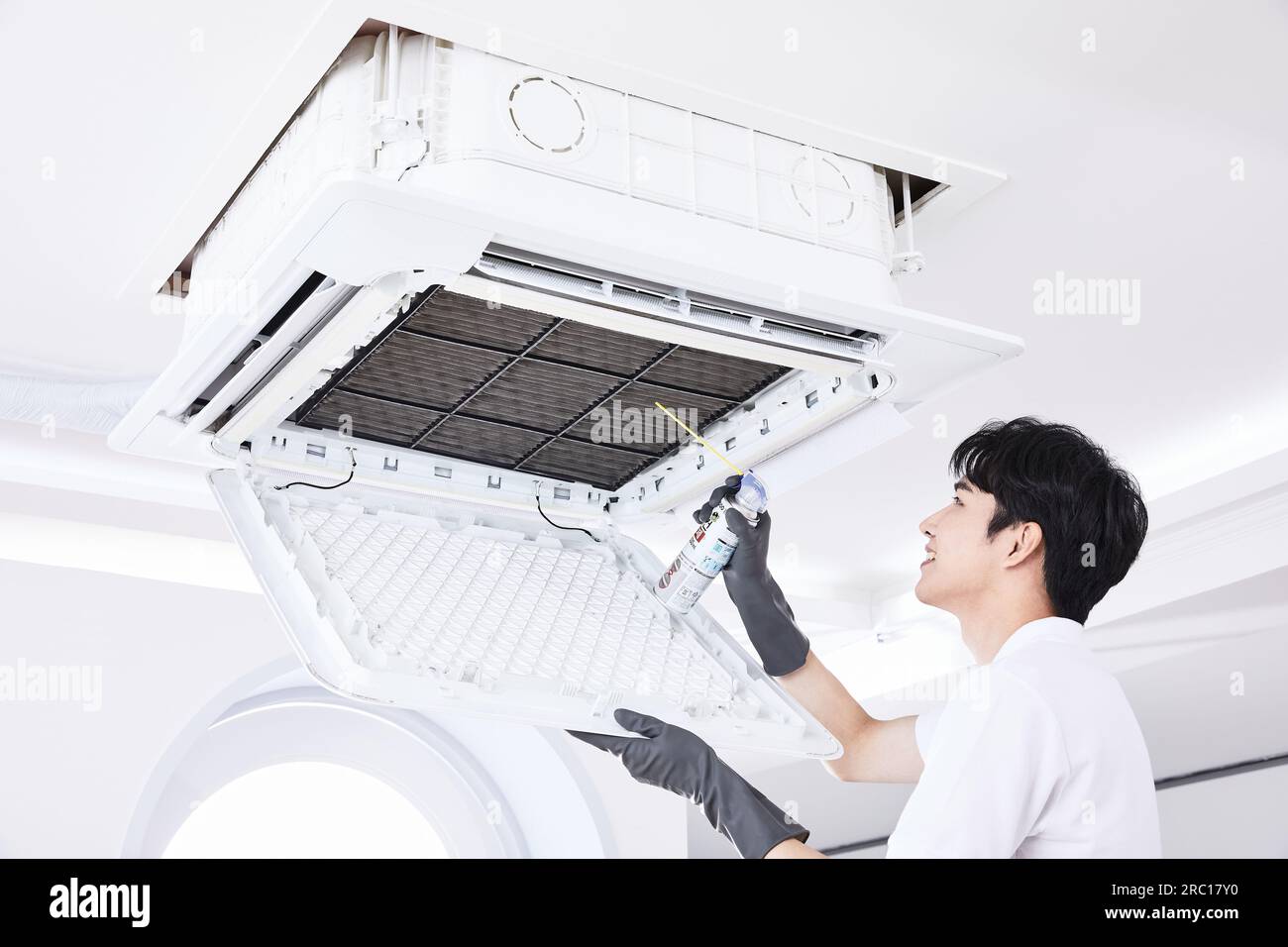 Man cleaning air conditioner hi-res stock photography and images - Alamy