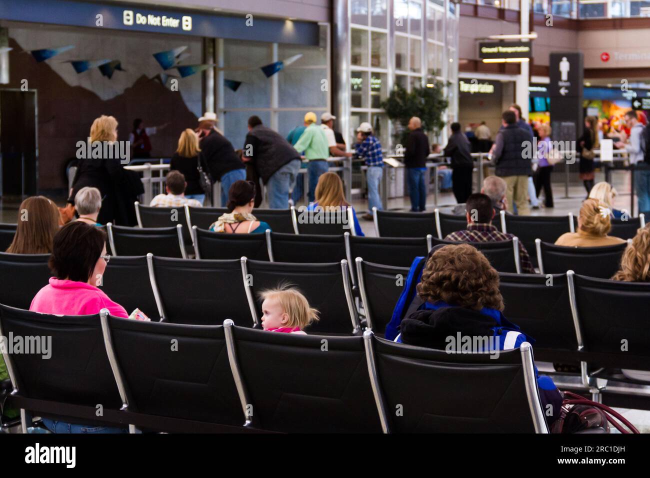 U s airport terminal people waiting hi-res stock photography and images ...