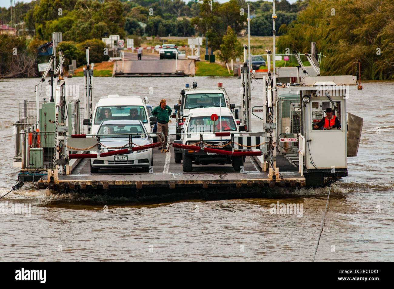 Car ferry crossing the Murray River at Mannum in South Australia Stock ...
