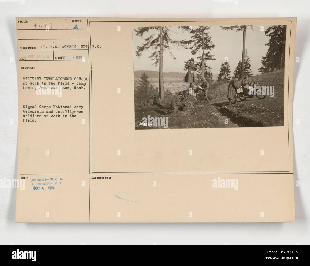 Soldiers from the Military Intelligence School in Camp Lewis, American ...