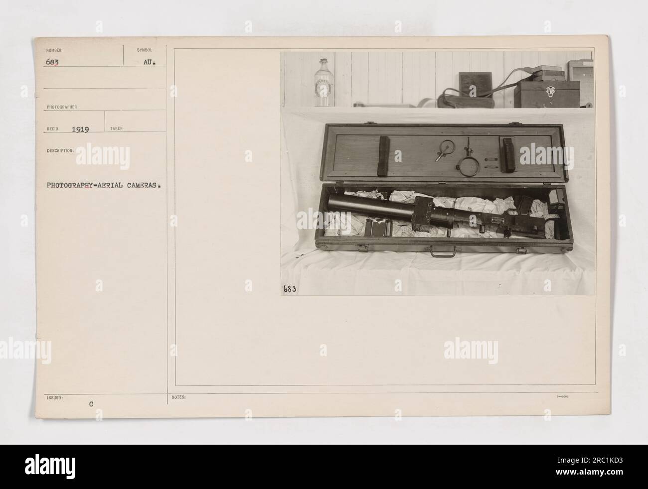 Soldiers in World War I use aerial cameras to document military ...