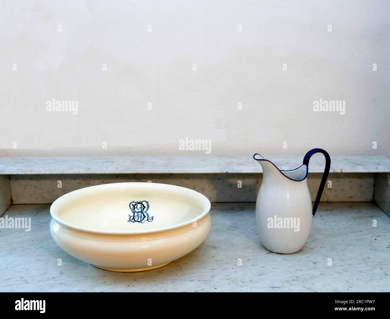 Washing bowl and water jug Stock Photo - Alamy
