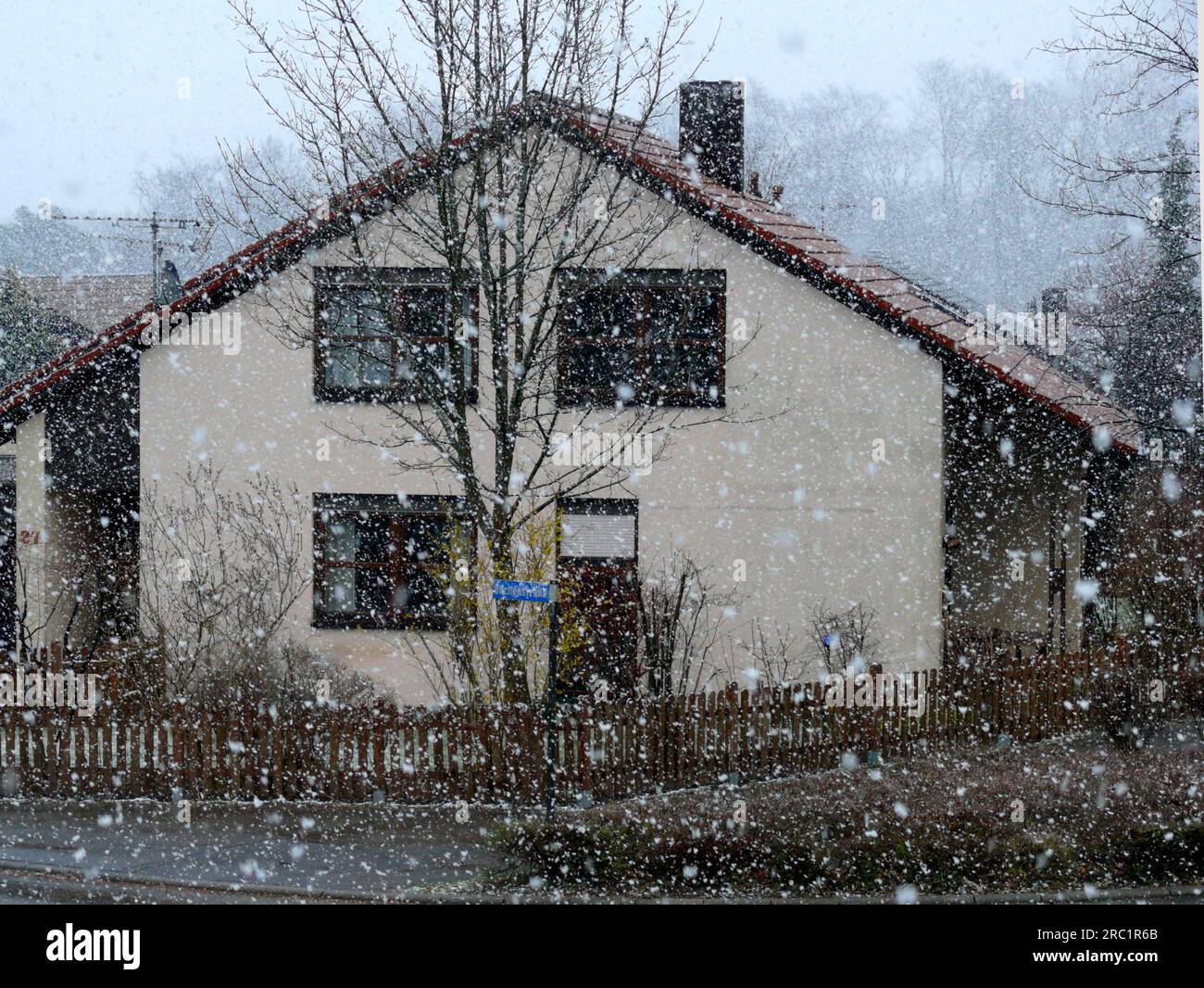 Deserted house snowing hi-res stock photography and images - Alamy