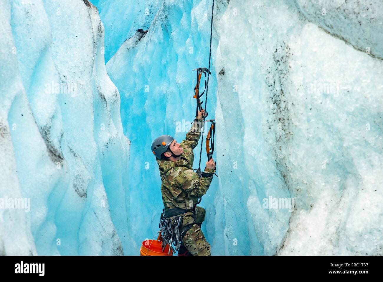 Alaska, USA. 16th June, 2023. Army Sgt. Nathaniel Smith scales a ...