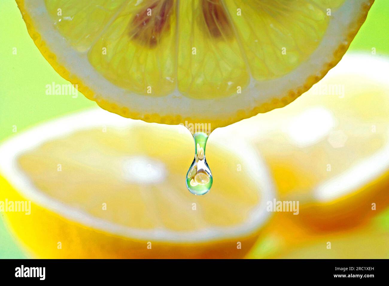 Drops of lemon juice (Citrus limon) dripping from lemon slice Stock ...