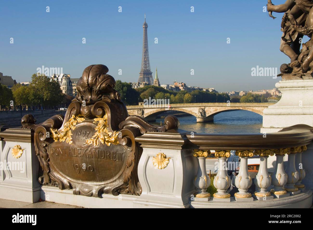 Detail of the Pont Alexandre III bridge over the Seine, Eiffel Tower ...