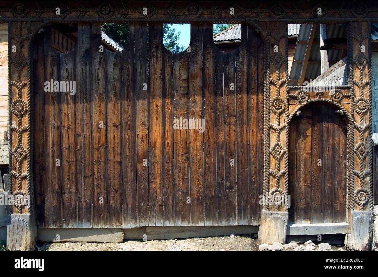 Wooden gate maramures hi-res stock photography and images - Alamy