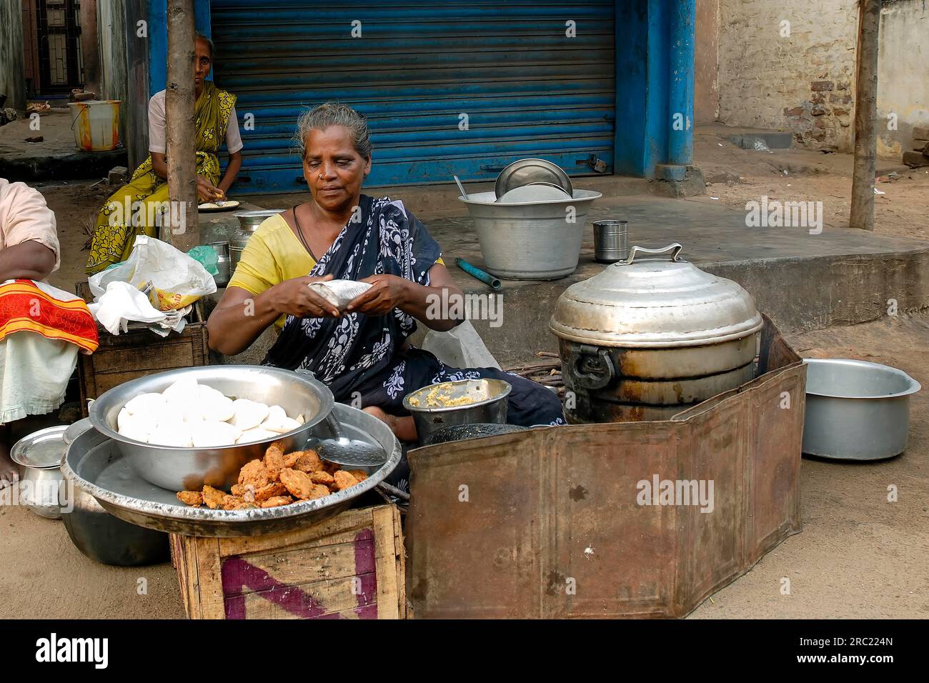 Idly shop hi-res stock photography and images - Alamy